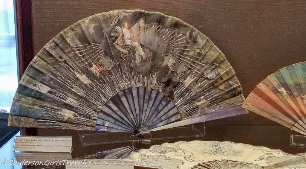 Learning the Secret Language of Fans - RaulersonGirlsTravel